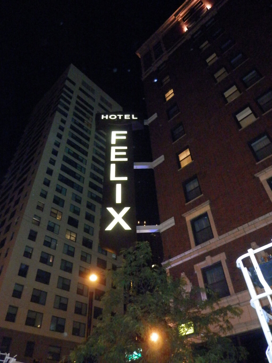 Hotel Felix - Landmark Sign Group